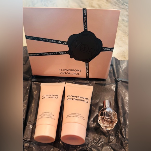 Victor &Rolf | Other | New Victorrolf Flowerbomb Travel Set Mini Dab On ...